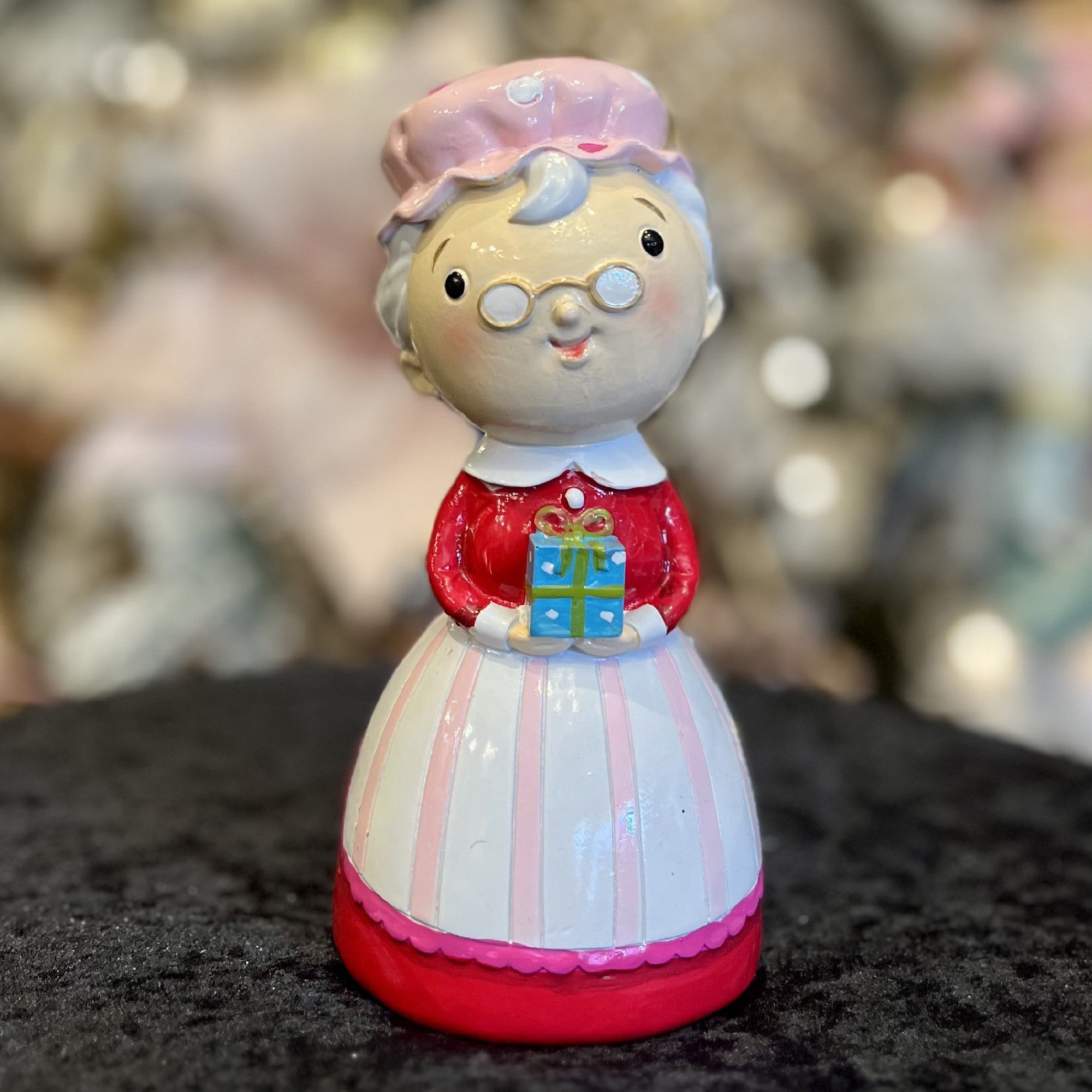 RETRO MRS CLAUS WITH PRESENT 4310251 – MAKING SPIRITS BRIGHT