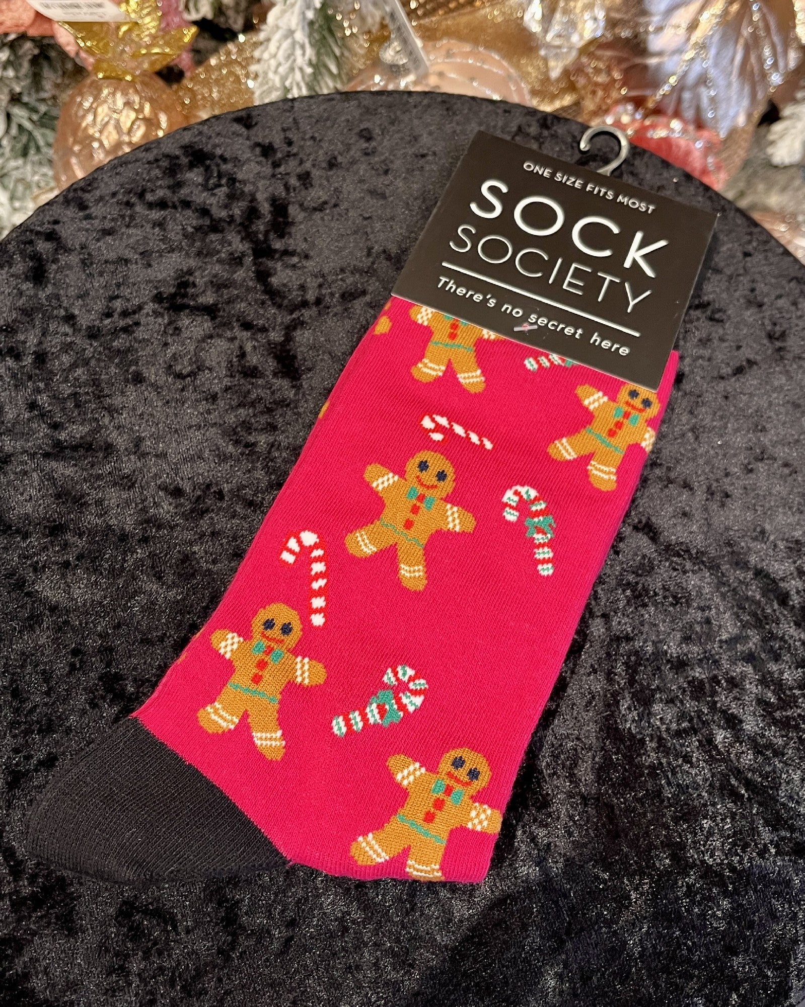 SOCK SOCIETY PINK GINGERBREAD MAN SOCKS – MAKING SPIRITS BRIGHT