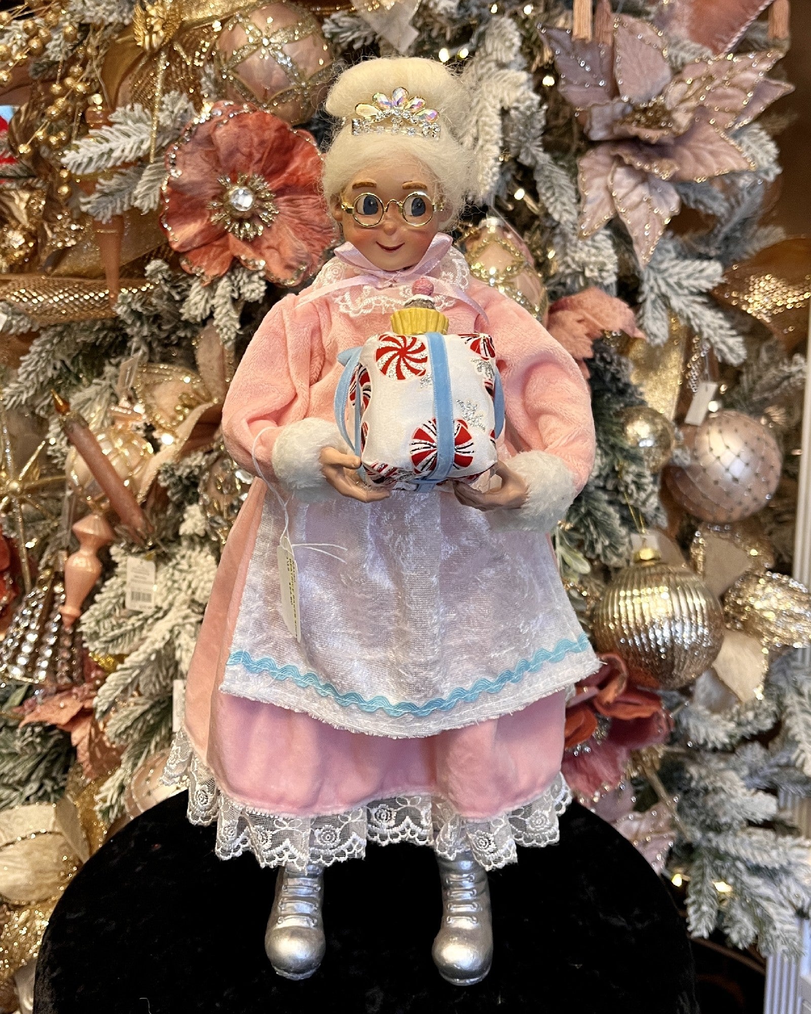 MRS BEATRICE CLAUS THE BAKER X3140 – MAKING SPIRITS BRIGHT