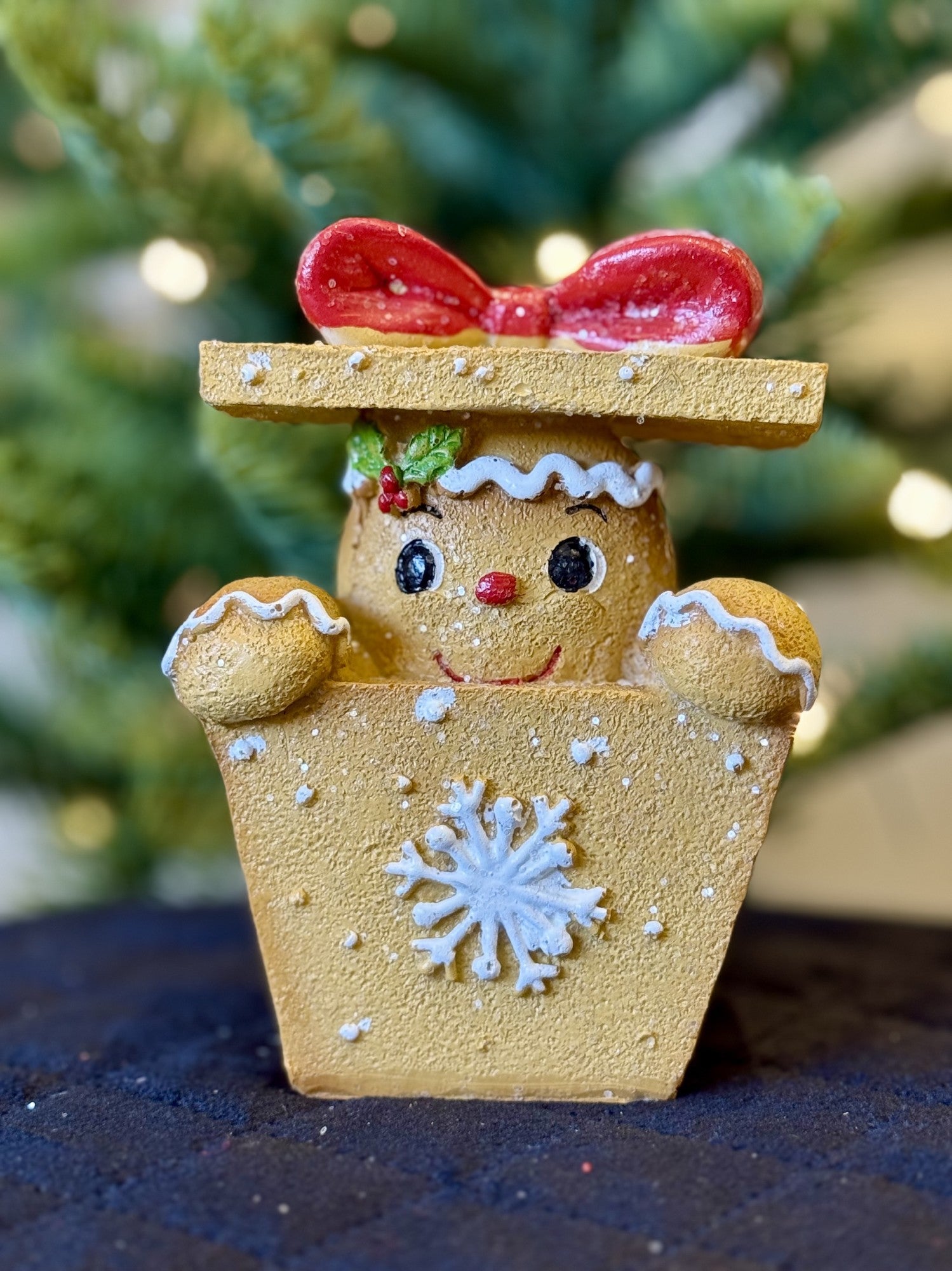 GINGERBREAD PEEKING OUT OF GIFTBOX XM799 – Making Spirits Bright