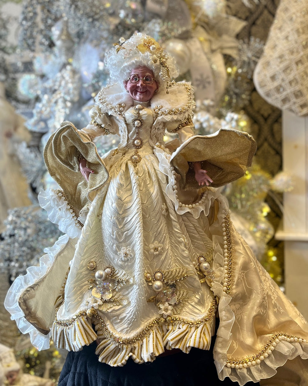 MARK ROBERTS - SNOW AND PEARLS MRS CLAUS 51-58698 – Making Spirits Bright