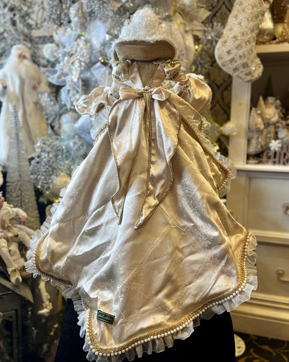 MARK ROBERTS - SNOW AND PEARLS MRS CLAUS 51-58698 – Making Spirits Bright